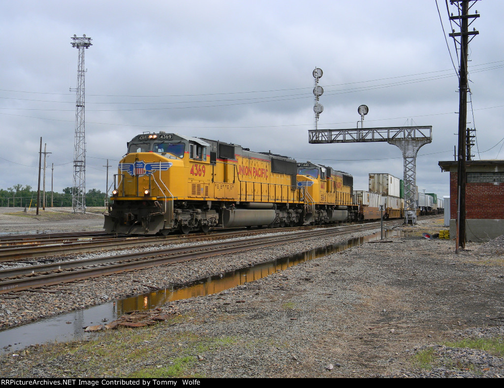 UP 4369 Leads UP train ZYCHOB